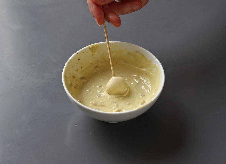 Franui with pistachio, delicious coated raspberries, melting and crunchy