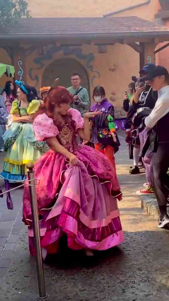 Step-Sister’s Stage Exit is Hilarious! FUNNY Disney Characters