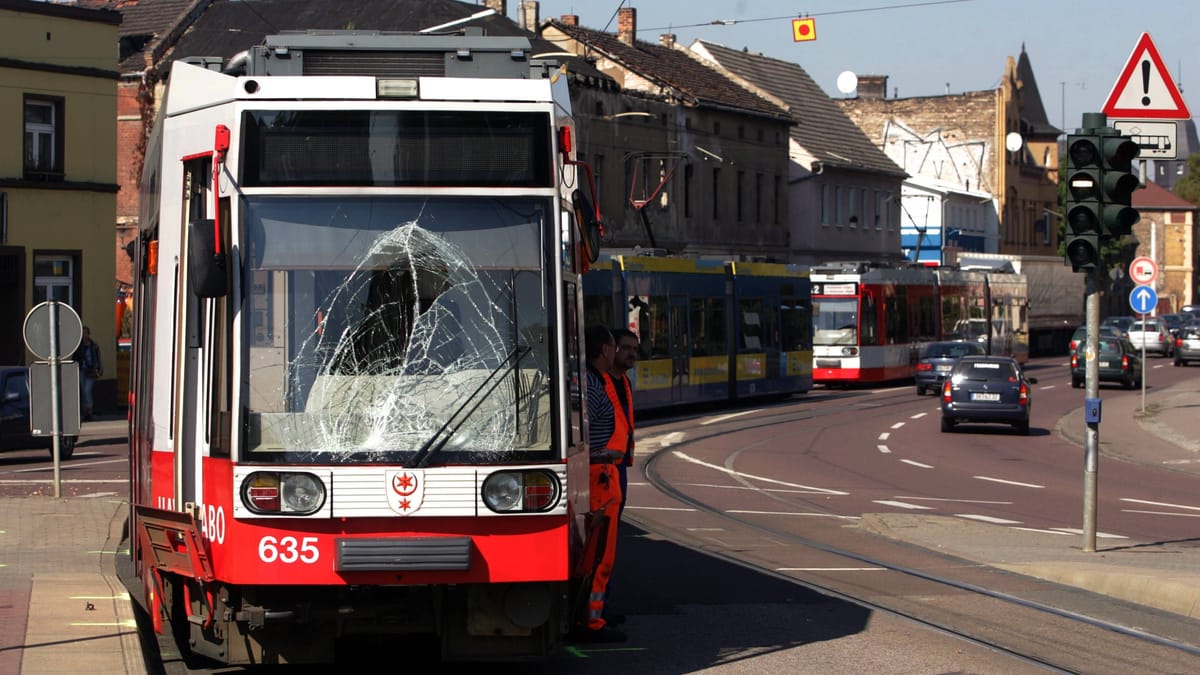 Halle (Saale): Linienbus kollidiert mit Straßenbahn – neun Verletzte