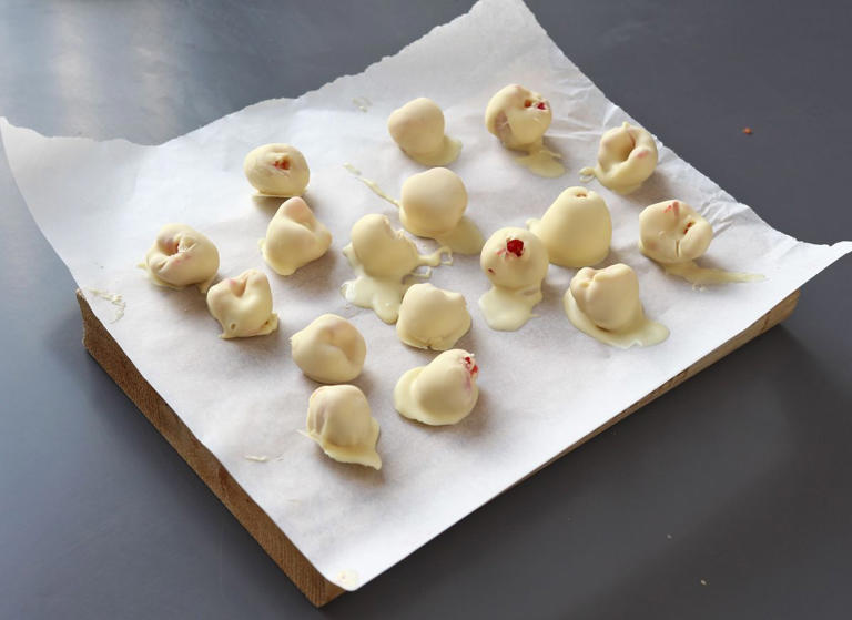 Franui with pistachio, delicious coated raspberries, melting and crunchy