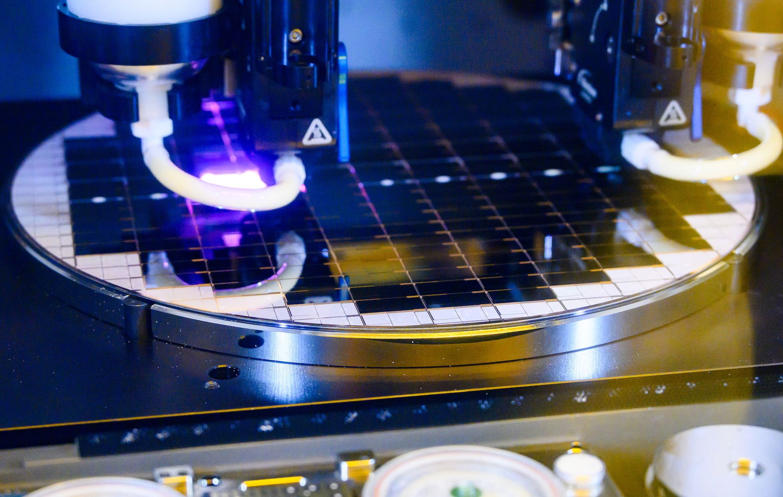 Intel cancellerà 14A, a meno che qualcuno non lo salvi