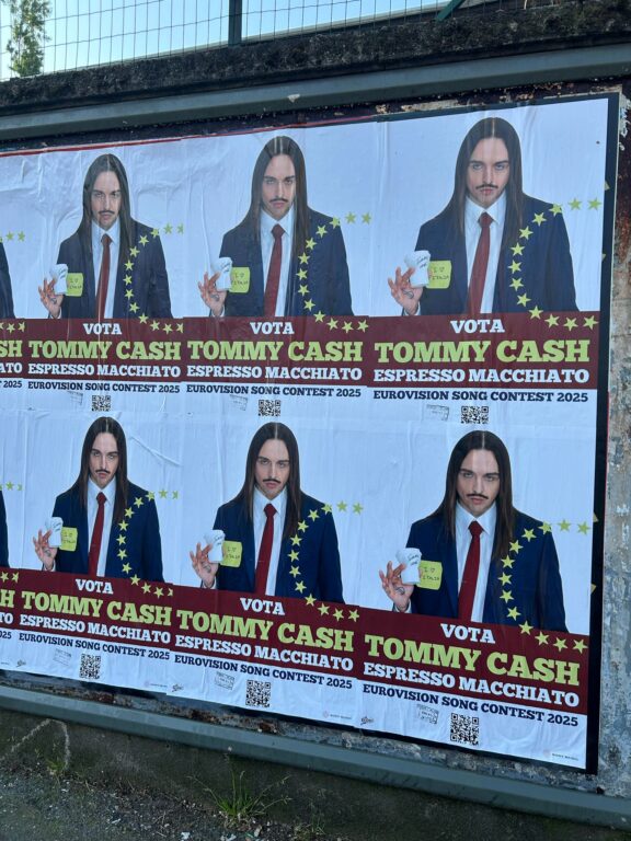 Tommy Cash a caccia di voti in Italia le prova tutte: caffè gratis ...