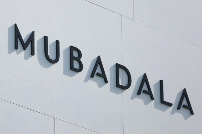 Billionaires Tull, Walter Take 5% Stake in Mubadala Capital