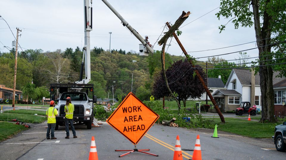Deadly storms, some with up to 90-mph gusts, tore across more than a ...