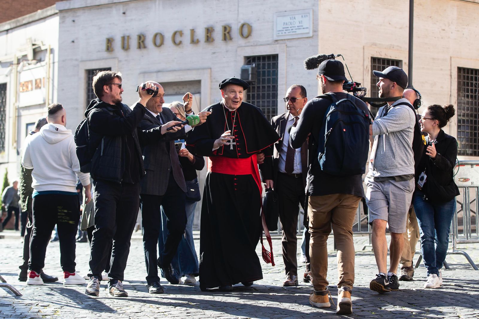 Via il numero chiuso al Conclave, altrimenti 13 cardinali di troppo ...