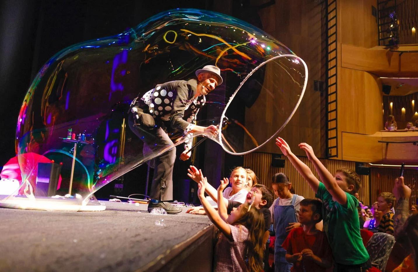 Family farm bursting with fun as ‘Willy Wonka of bubbles’ brings bubble ...