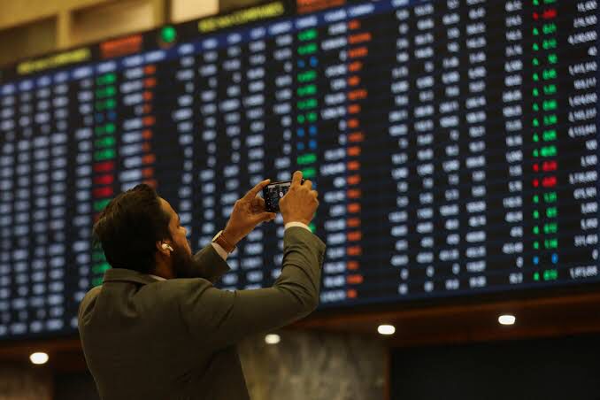 Rising war fears crash Pakistan stock market by over 3,600 points