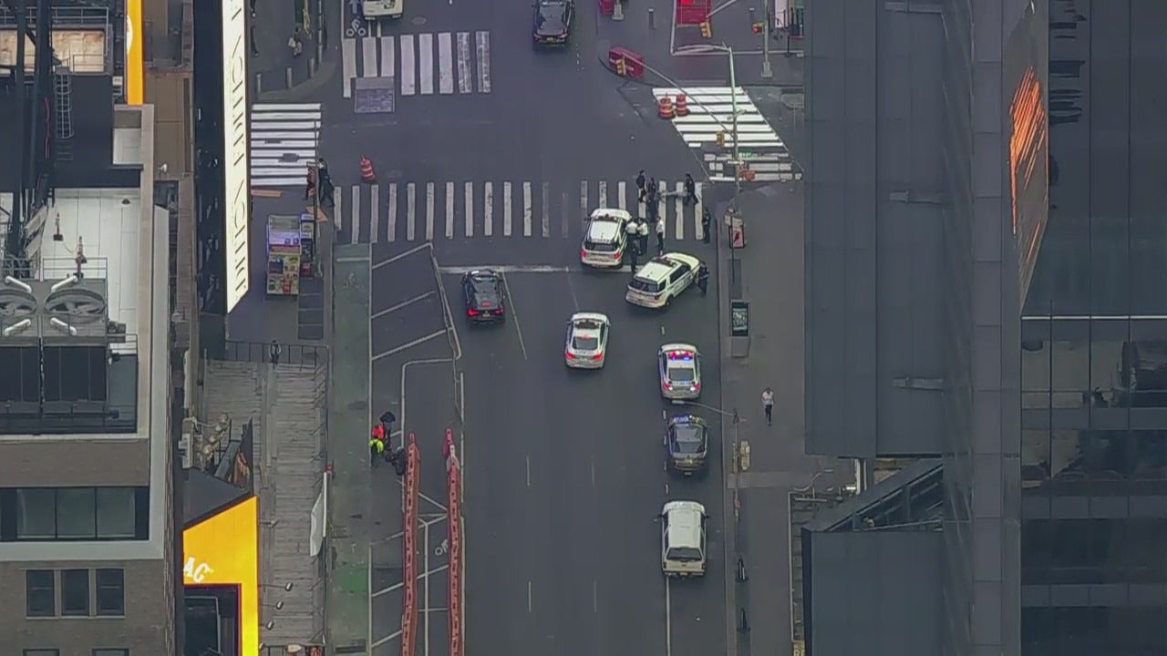 Man shot in Times Square; suspect on the run l LIVE updates