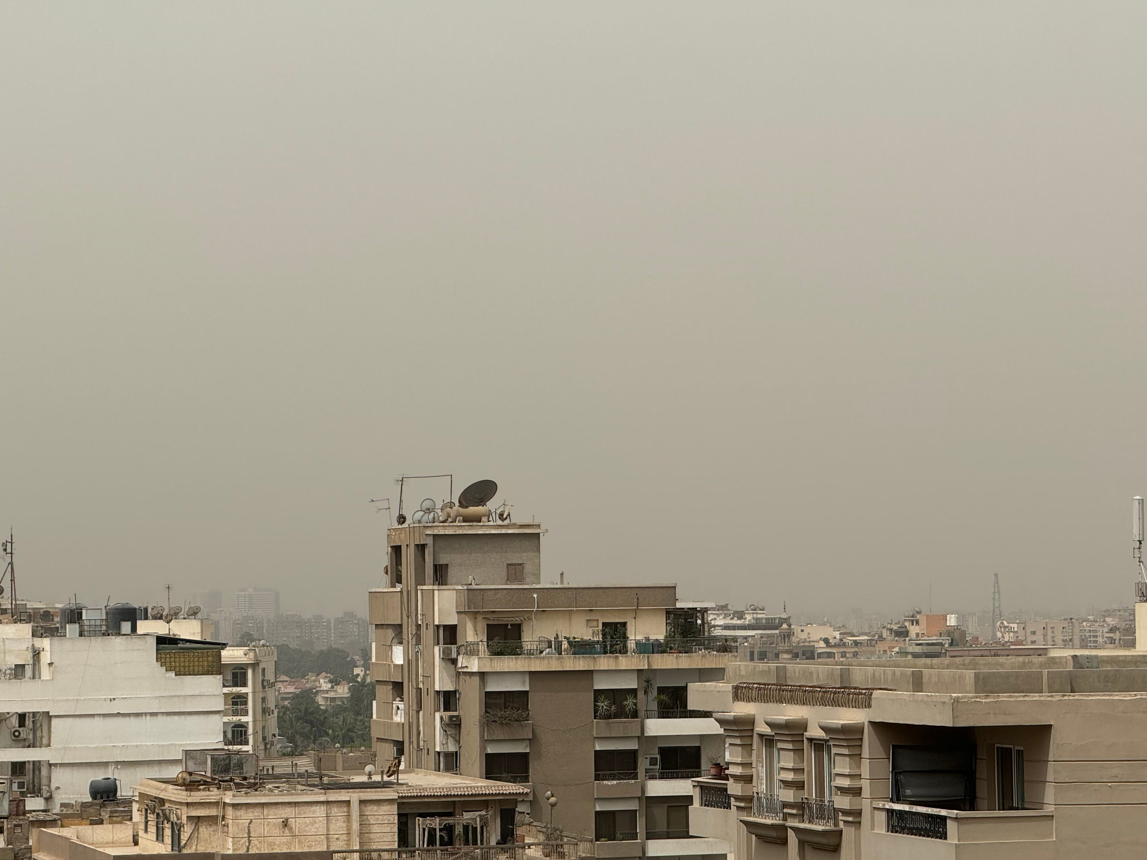 Dust storm sweeps through Cairo forcing school shutdowns