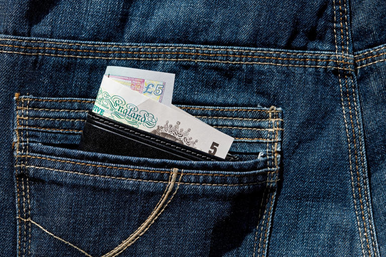 The pros and cons of paying with cash