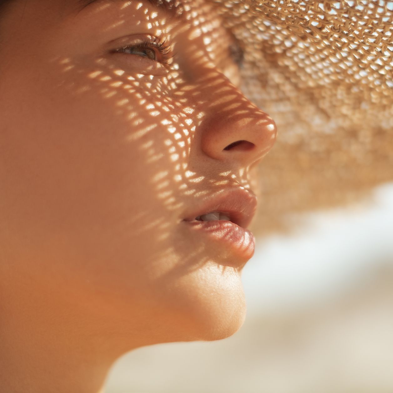 Taches brunes au visage : comment les éviter et préserver son teint