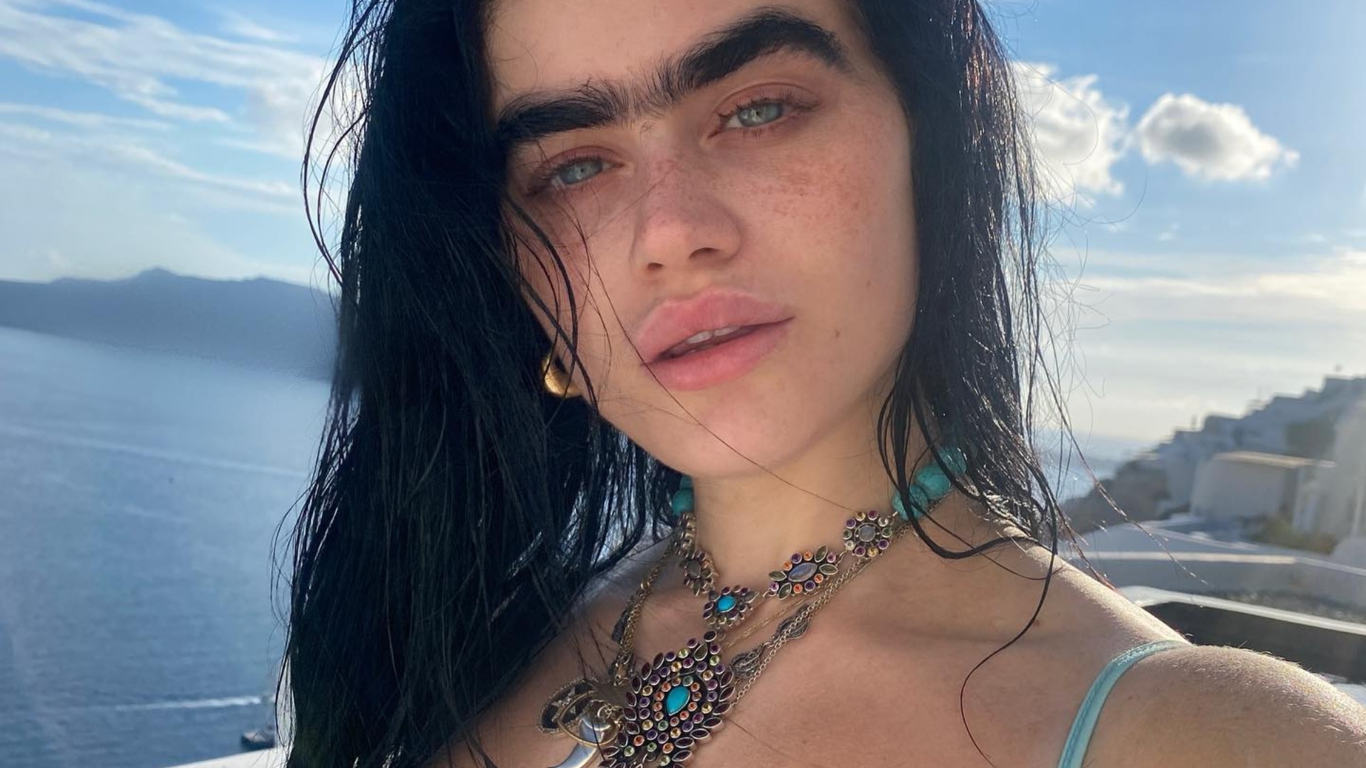 Criticized for her unibrow, this model makes it a symbol of beauty!