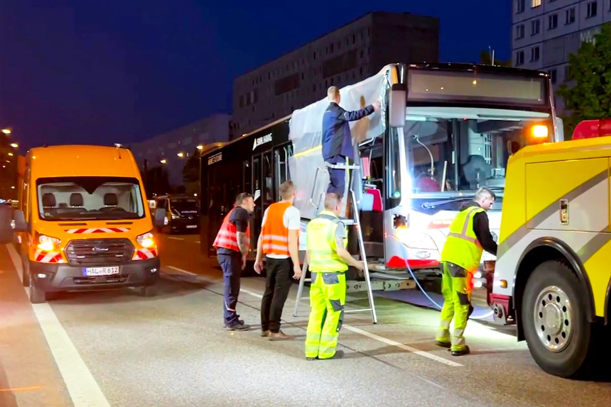 Neun Verletzte! Linienbus und Straßenbahn krachen zusammen