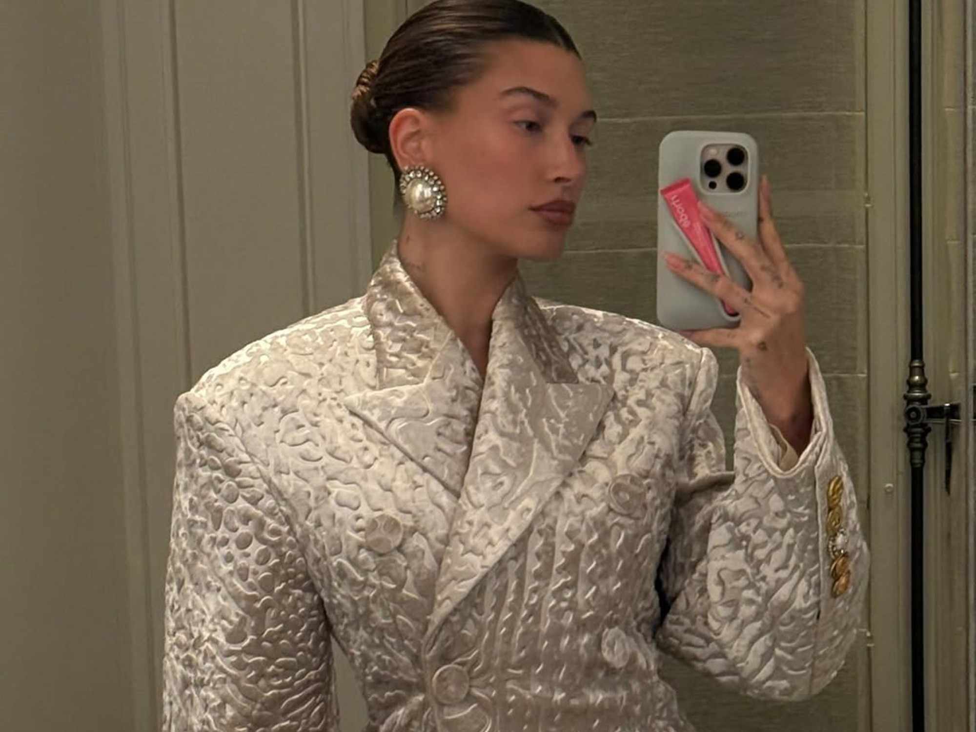 Hailey Bieber Just Dropped a Lesson in Air-Drying Like an Olsen Twin ...