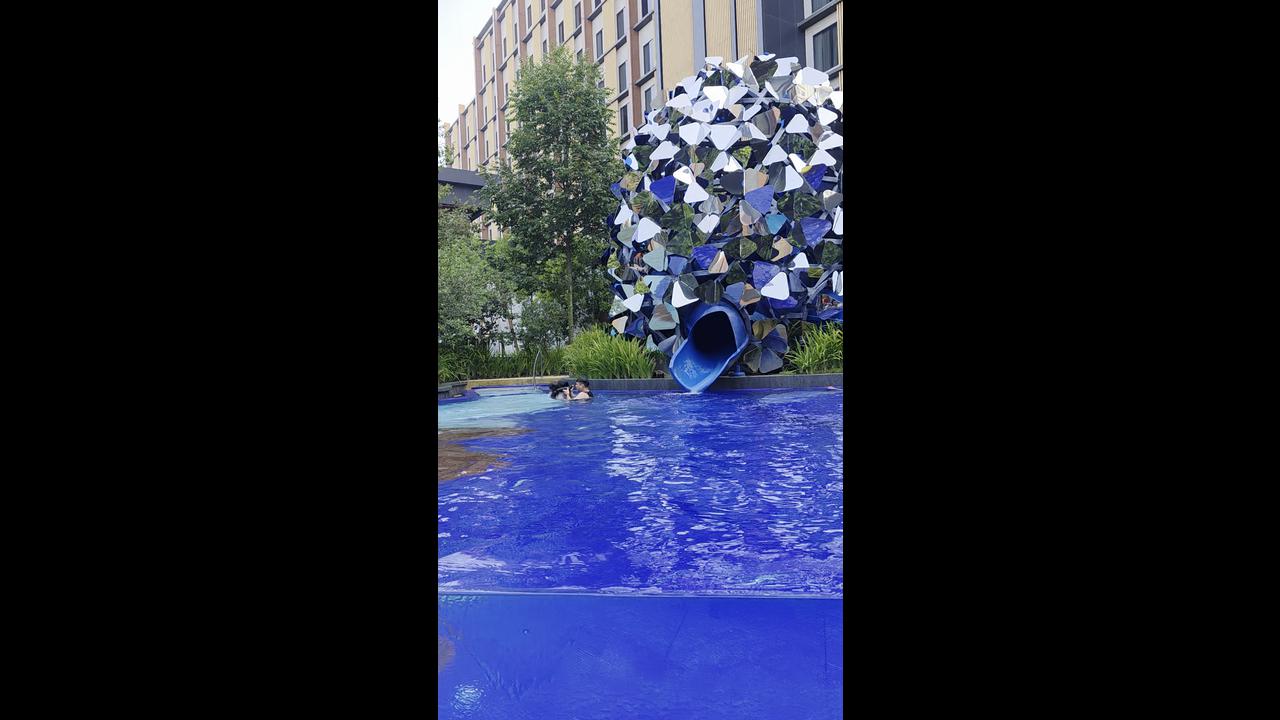 Hero onlooker rescues two drowning girls from swimming pool