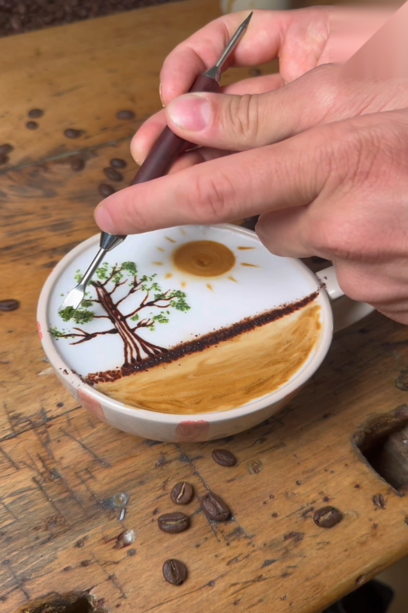 Árvore e sol Latte Art com decoração pormenorizada