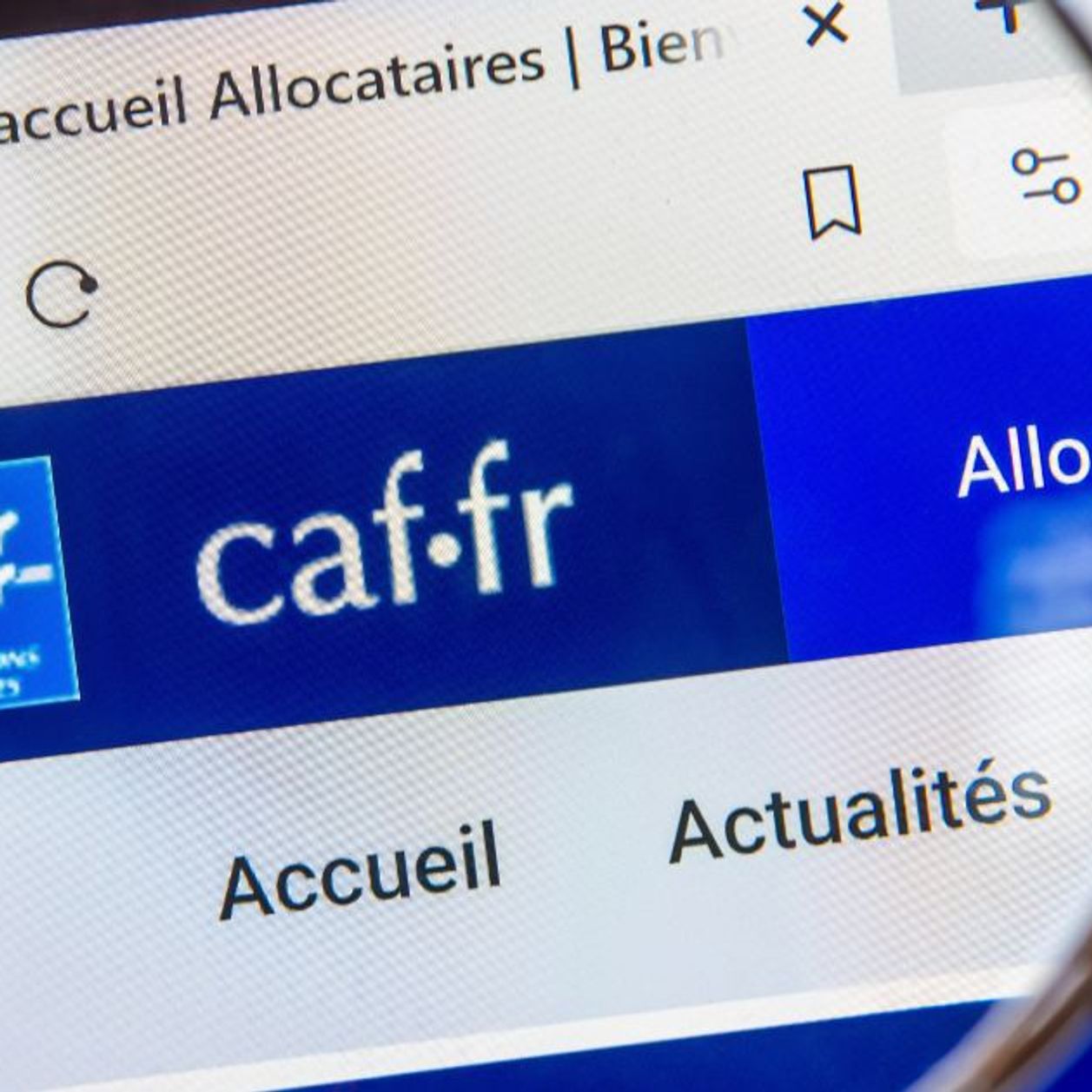 La CAF a-t-elle vraiment prêté 15 000 euros à cet influenceur pour ...