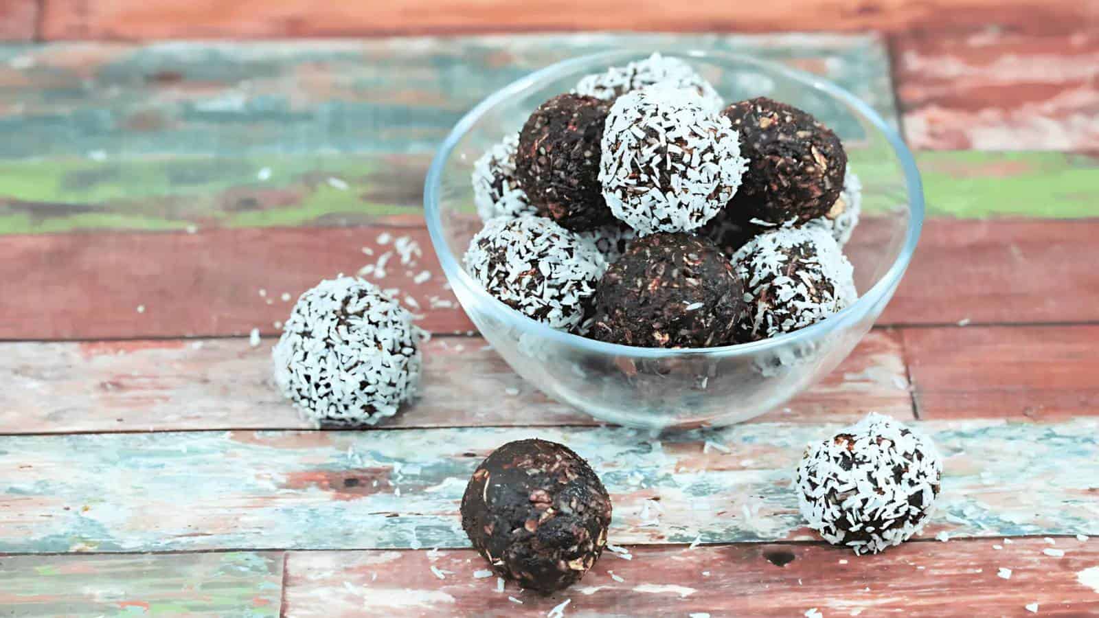 No Cannonball Can Ruin These Totally Snackable Pool Party Ideas