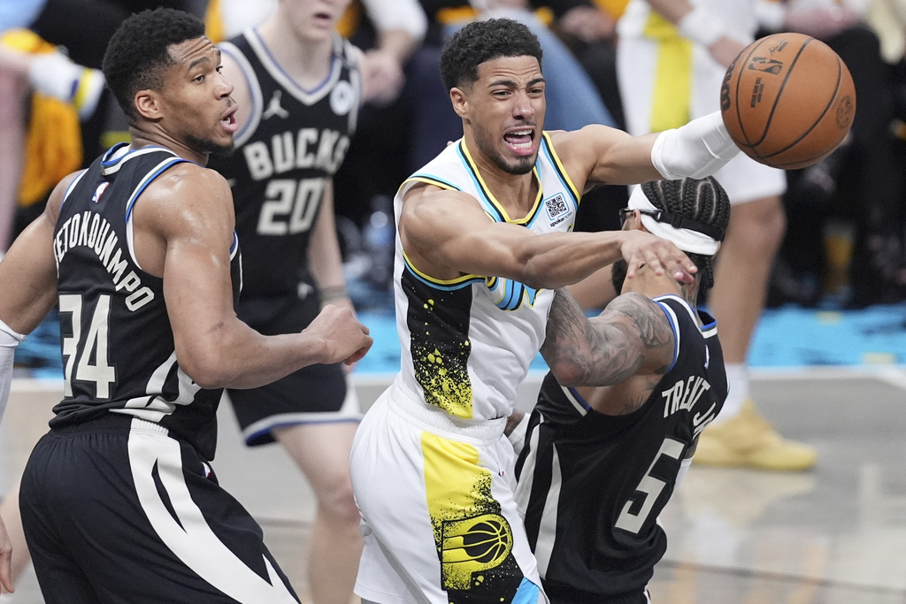 NBA Star Giannis Antetokounmpo Clashes With Rival’s Dad as Bucks Suffer ...