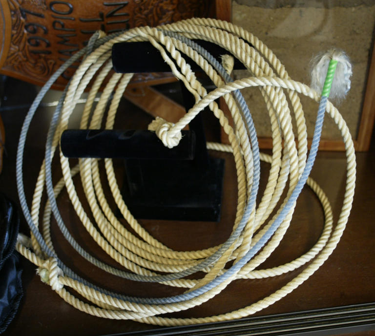 Roy Cooper, the ProRodeo hall of famer known as Super Looper, dies in ...