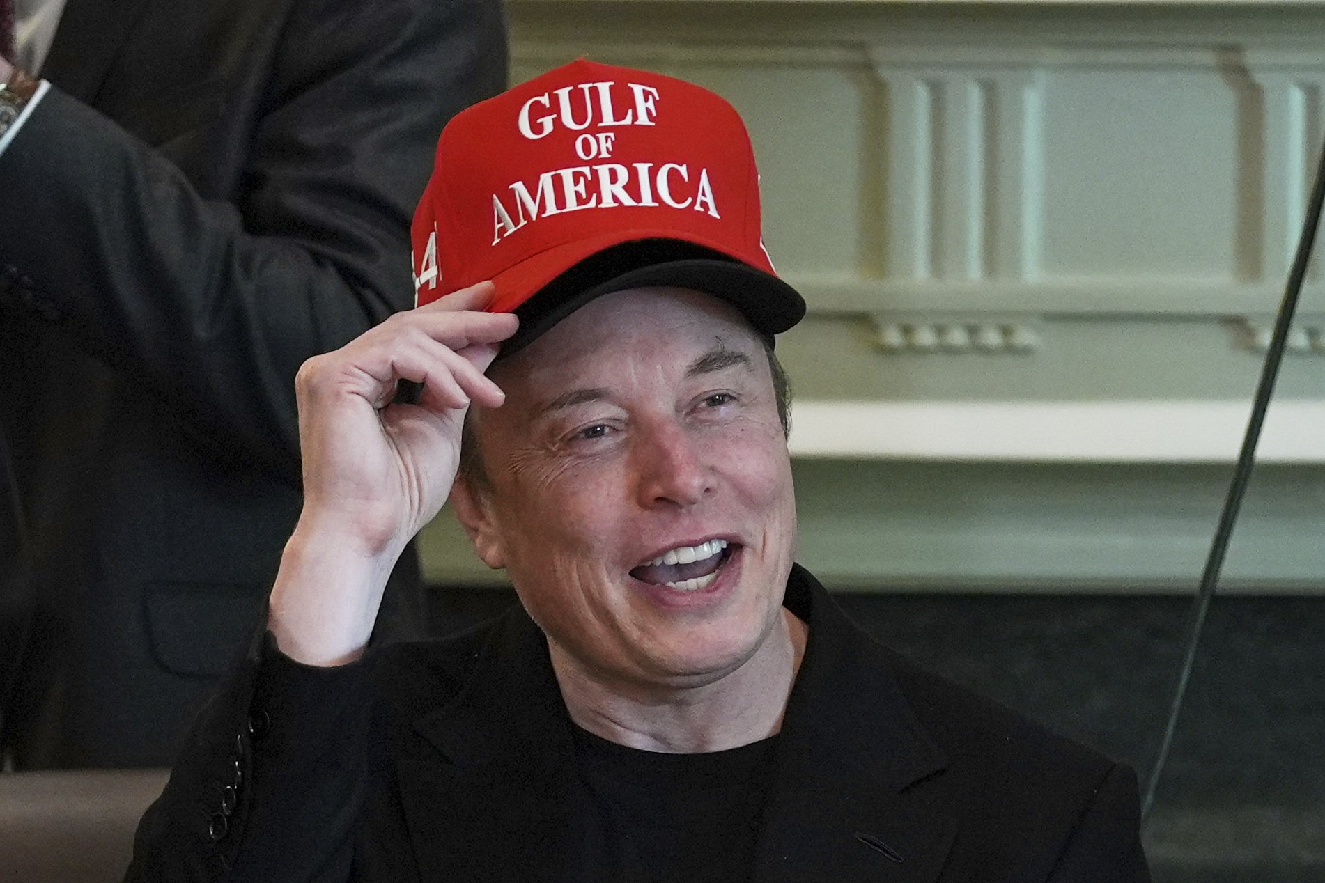 Elon Musk wears two hats including 'Gulf of America' in farewell to Trump Cabinet