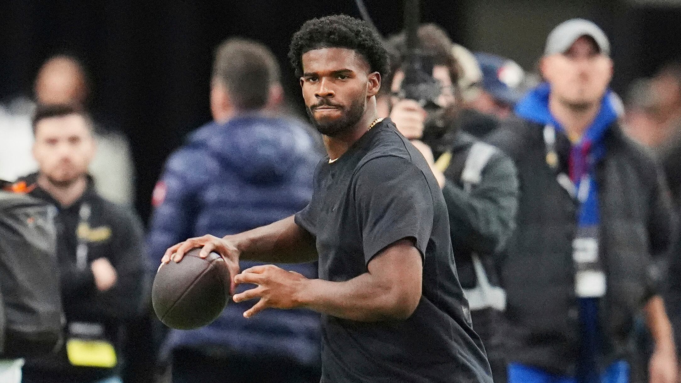 Shedeur Sanders makes surprise visit to Cleveland high school