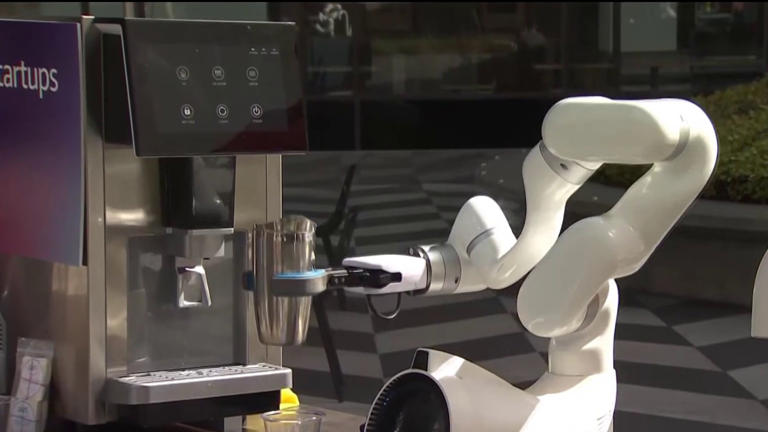 Robot bartender serves up food, drinks at AWS Startups bar in San Francisco