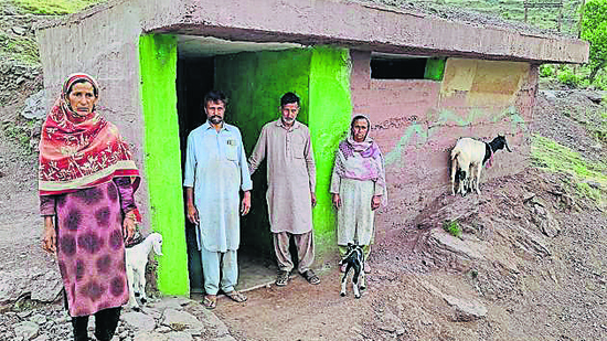 Pakistani Rangers vacate watch towers, remove flags: Officials