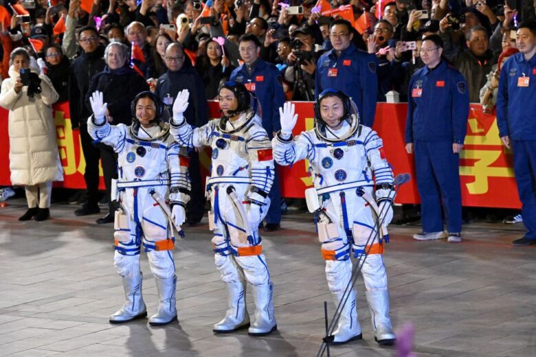 Chinese astronauten keren terug na zes maanden durende missie op ...