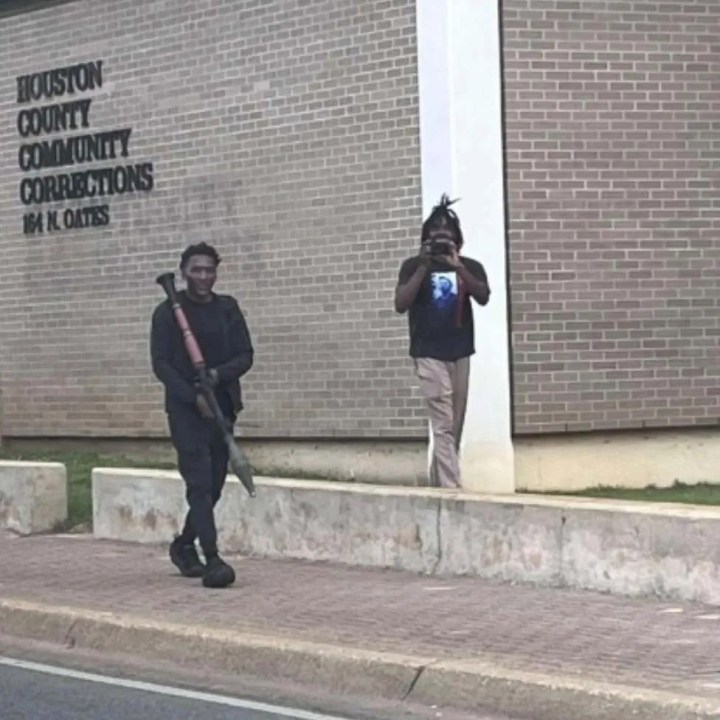 Man arrested after allegedly carrying fake RPG in Alabama