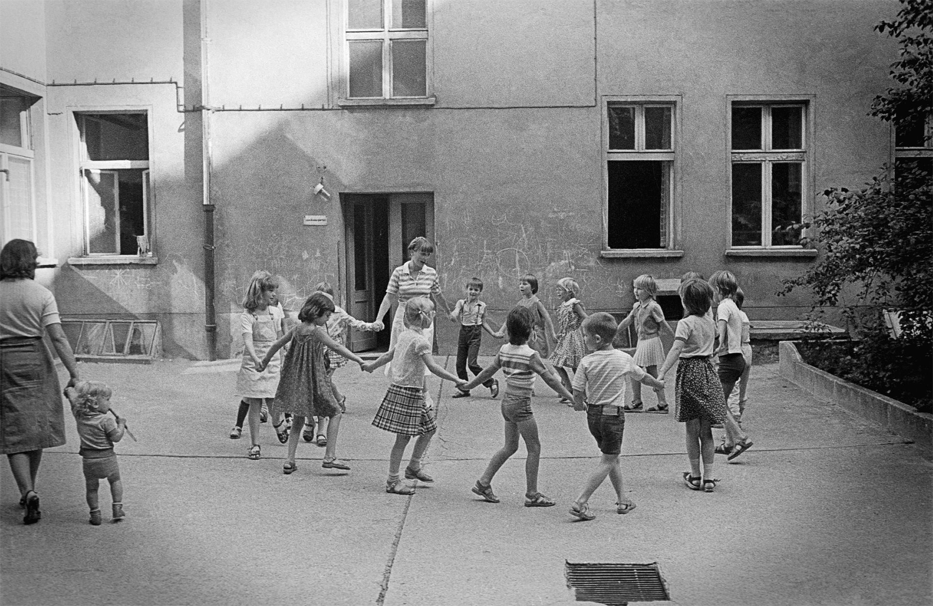 Zwischen Kollektiverziehung und Kuschelecke: DDR-Kindergärten im Rückblick