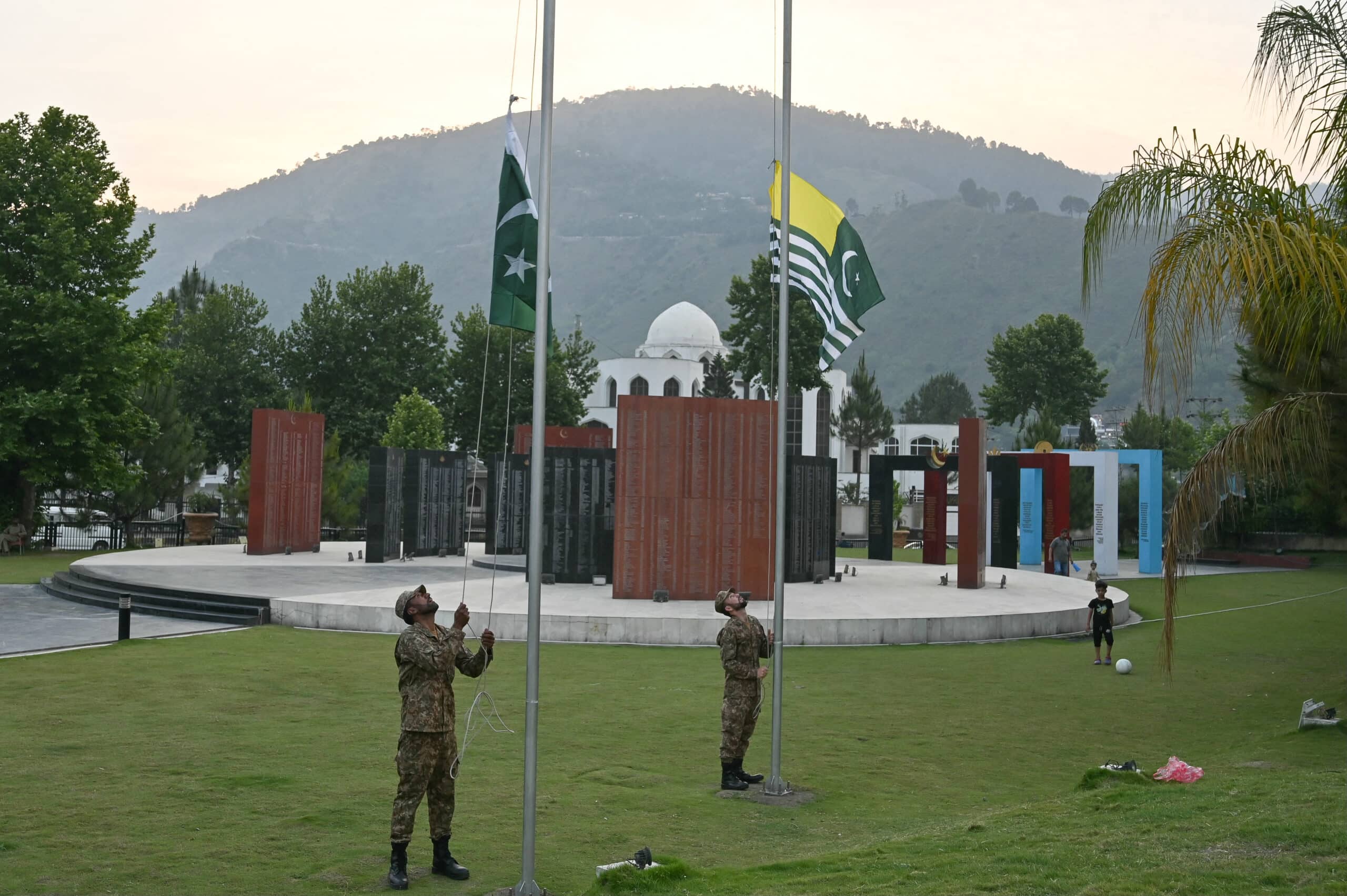 India closes airspace to Pakistan airplanes