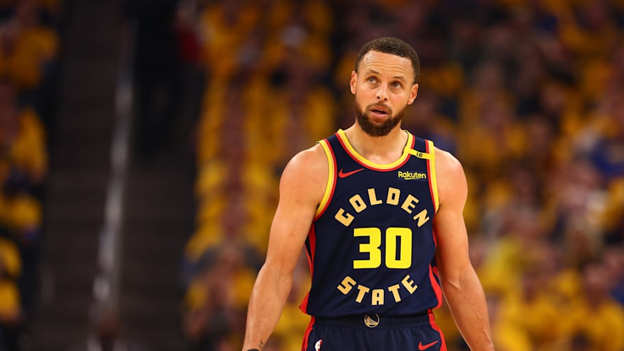 NBA Fans Concerned at Steph Curry's Swelling in Latest Photo