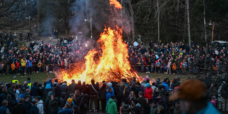 Tusentals i stökigt Valborgsfirande – ”Ta hem era ungdomar”