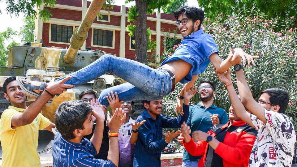 JKBOSE Result 2025: Areeza Javid tops HSC results - Class 10th, 12th ...