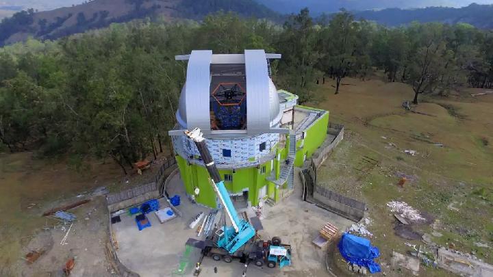 Meneropong Observatorium Nasional Timau dan Bosscha