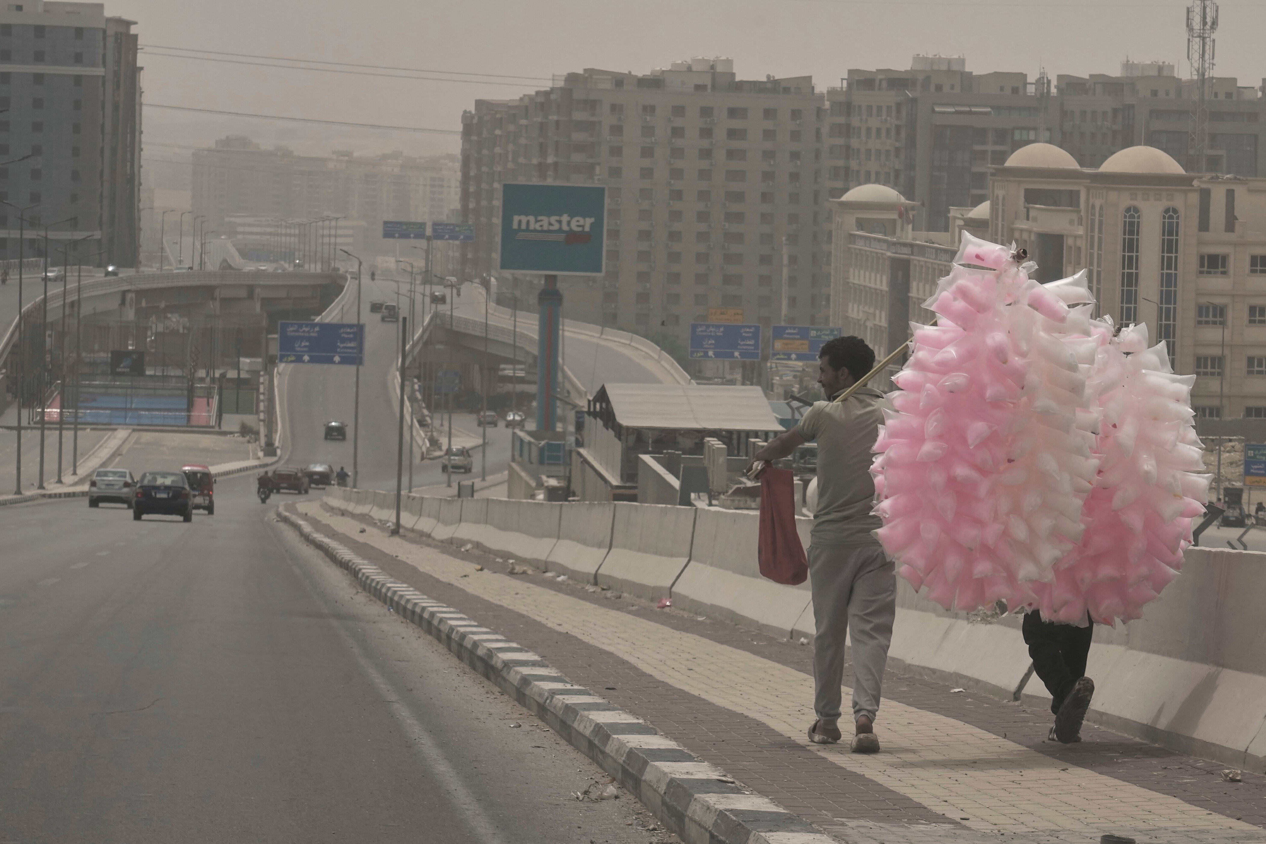 Dust storm sweeps through Cairo forcing school shutdowns