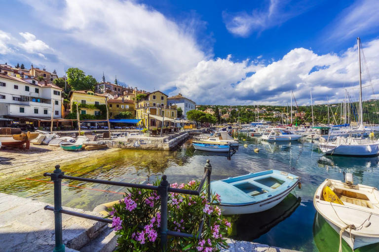 KA Ijen Ekspres Tabrakan dengan Truk di Perlintasan Sebidang Jember