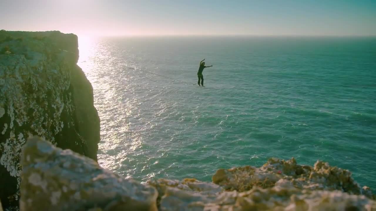 Spectacle sur corde raide : une promenade sur le fil capturée par un drone