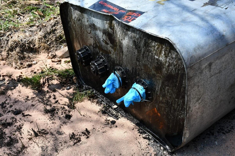 Boden verunreinigt: Täter entsorgen Fass mit Altöl in der Natur