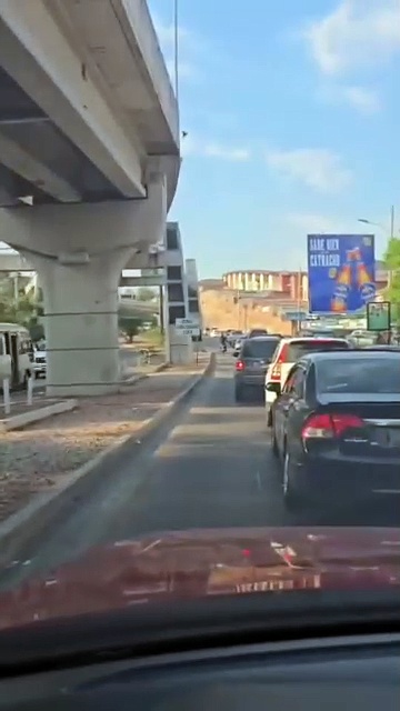 Graban a conductor de bus 'rapidito' manejando en contravía en la capital