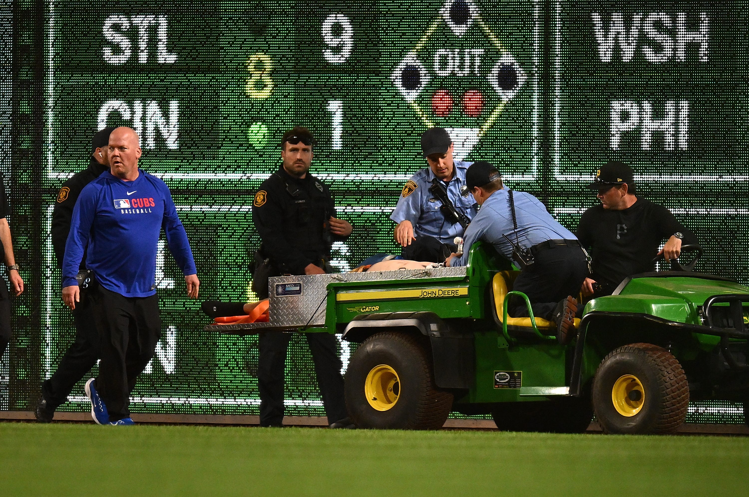 MLB players, officials react to fan's horrific fall during Pirates game