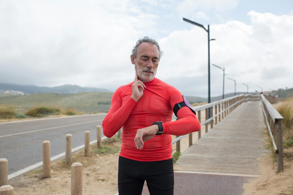 Salir a caminar está muy bien a partir de los 50, pero los expertos ...