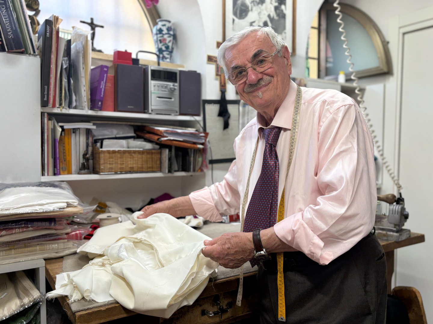 Mancinelli, el sastre que viste a los papas, ya se prepara para el ...