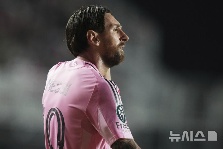 메시, '라이벌' 호날두 ACLE 탈락한 날 컵대회 4강서 좌절