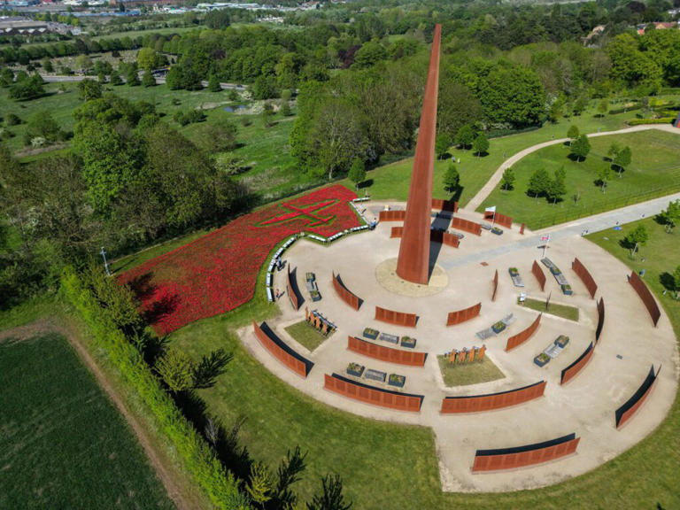 20,000 Handmade Ceramic Poppies Shaped Into a Lancaster Bomber