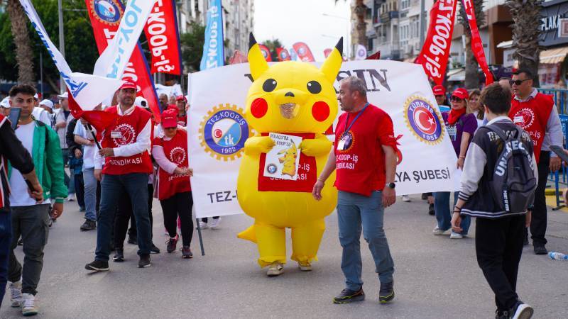 Antalya'da 1 Mayıs'ında Pikachu rüzgarı; "Pikachu da TEZ-KOOP'lu"