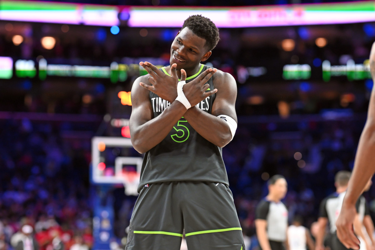 Anthony Edwards reacts to Victor Wembanyama's move before his game-winner