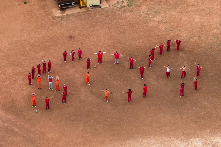 Inmates awaiting deportation make giant ‘SOS’ message with their bodies ...