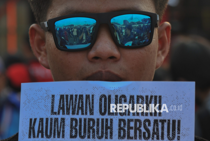 Buruh ancam demo besar-besaran atas penetapan UMP yang dinilai tak adil ...